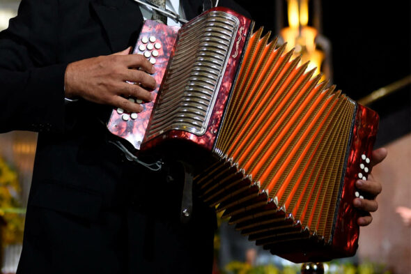 El vallenato y los infaltables «saludos»; una práctica que dejó la ...
